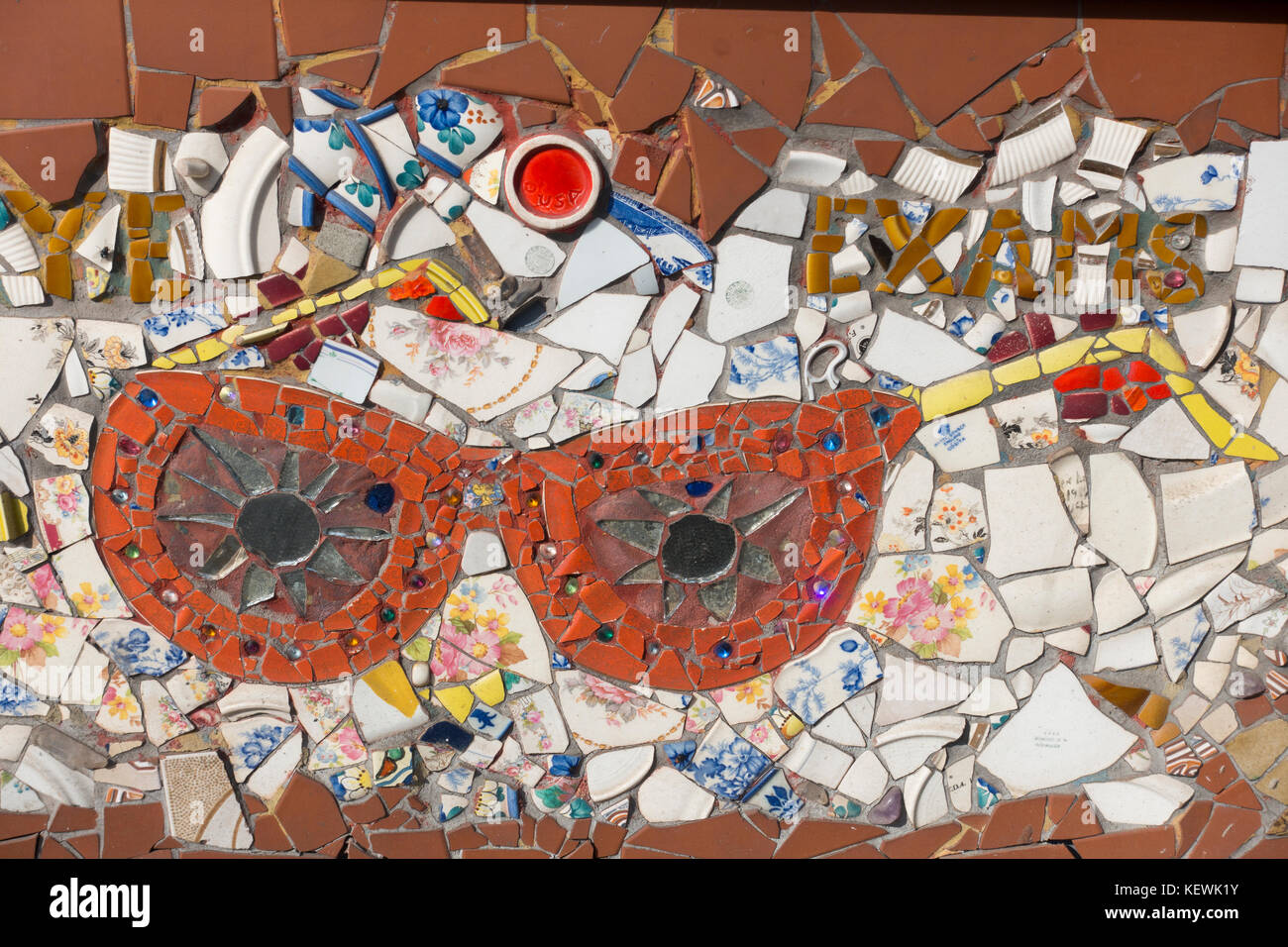 Piastrelle rotte colorate immagini e fotografie stock ad alta ...