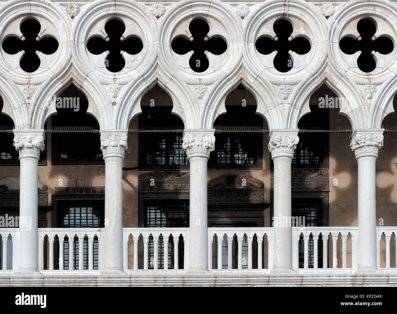 Dettaglio delle colonne del Palazzo Ducale a Venezia, Italia Foto stock ...