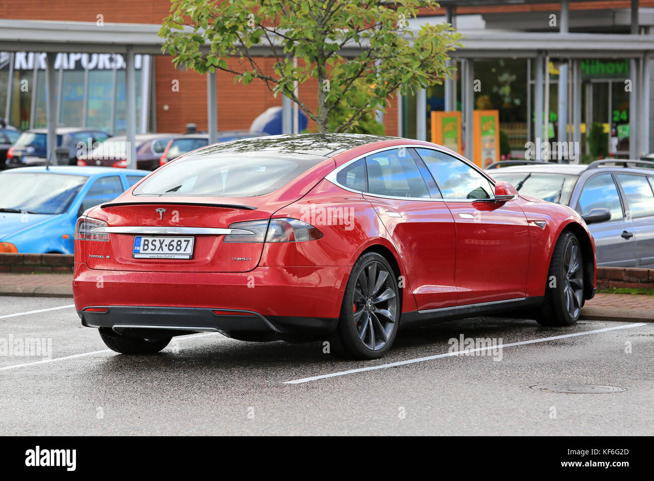 Nuova tesla rossa immagini e fotografie stock ad alta risoluzione - Alamy