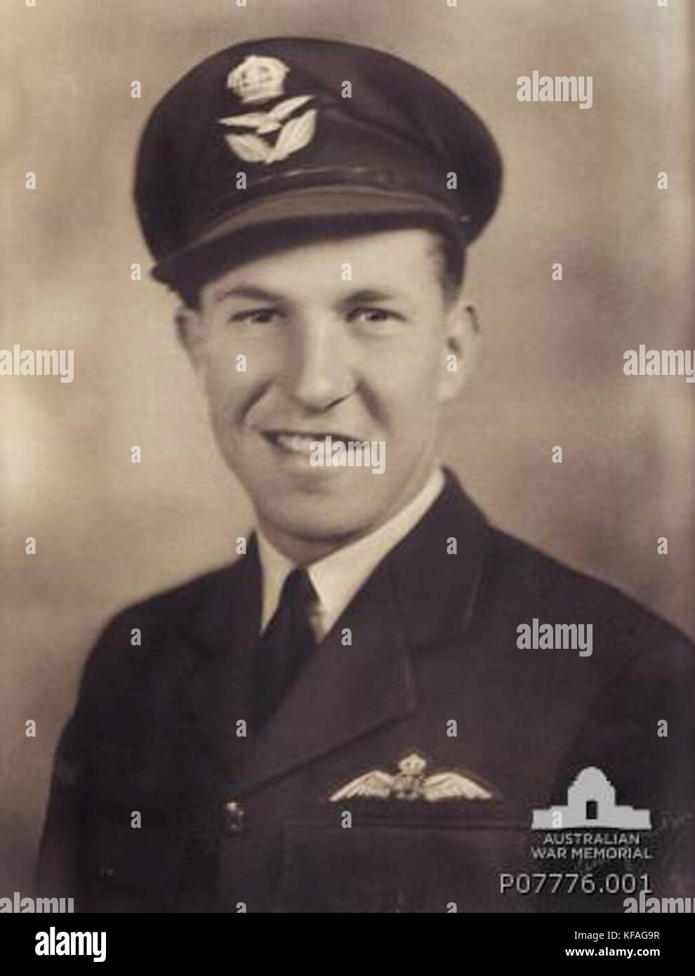 Flying Officer Cameron RAAF di 102 Squadrone RAF AWM P07776.001 Foto ...