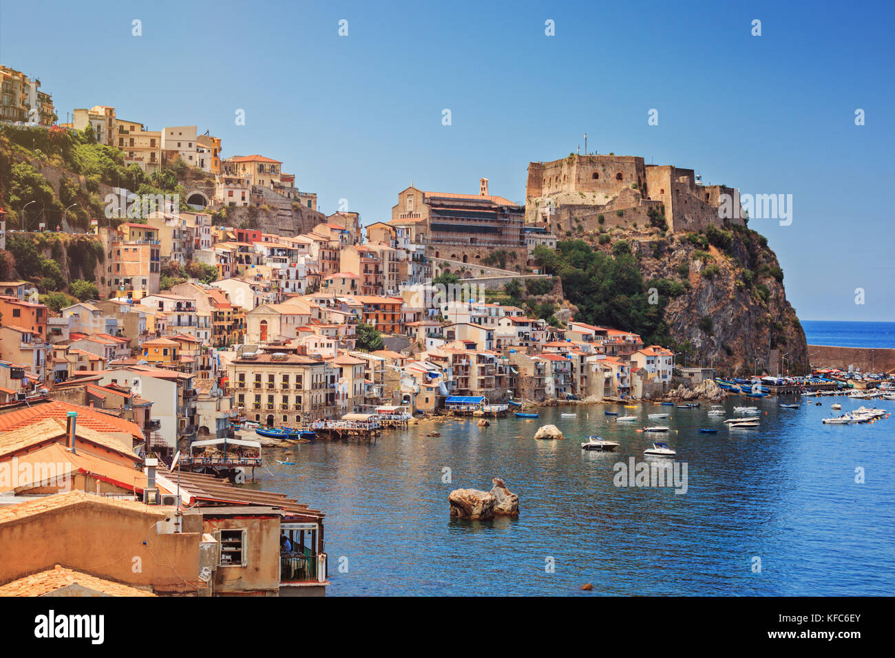 Scilla castello Ruffo e porto con barche da pesca in calabria, Italia ...