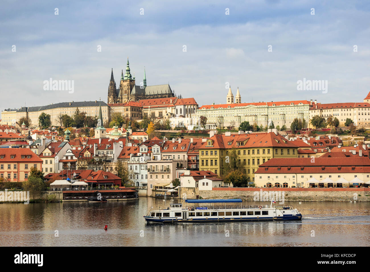 La vista panoramica del castello di praga immagini e fotografie stock ...