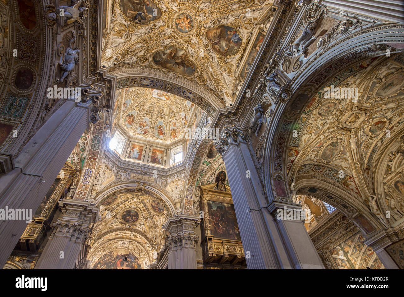 La Basilica di Santa Maria Maggiore, con una romanica originale pianta ...