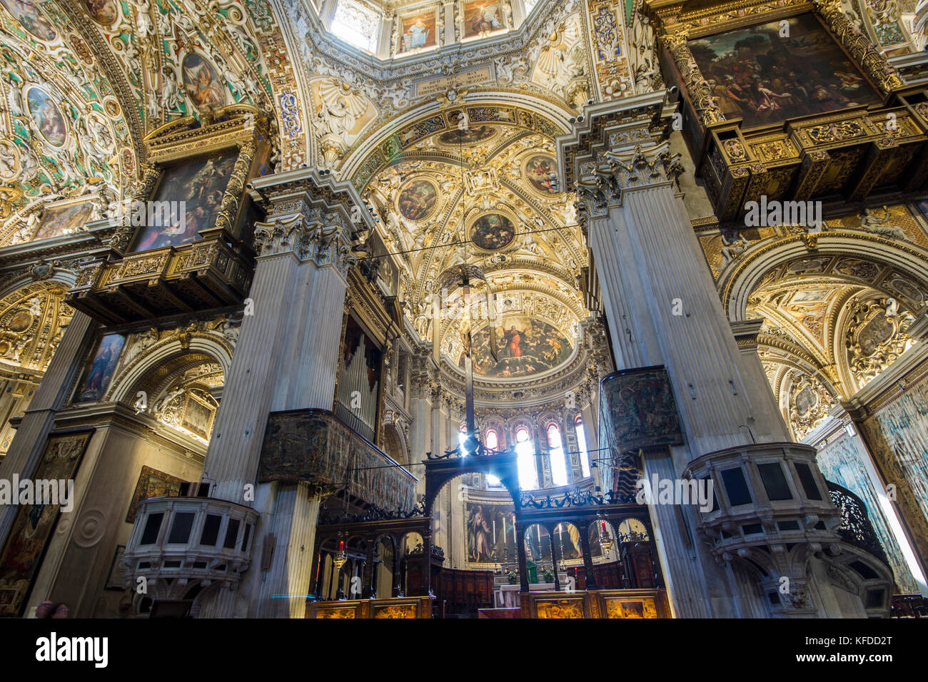 La Basilica di Santa Maria Maggiore, con una romanica originale pianta ...
