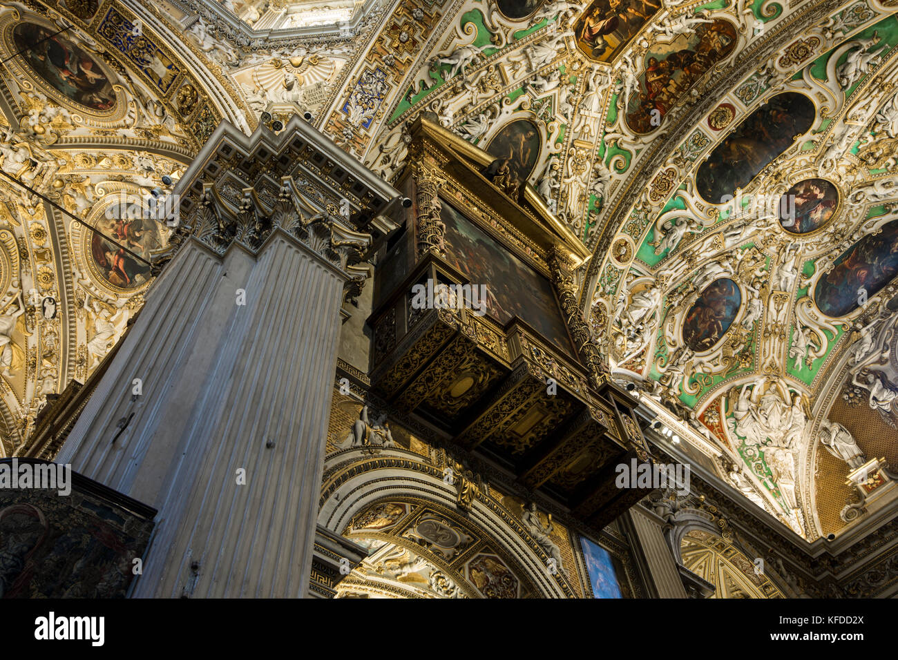 La Basilica di Santa Maria Maggiore, con una romanica originale pianta ...