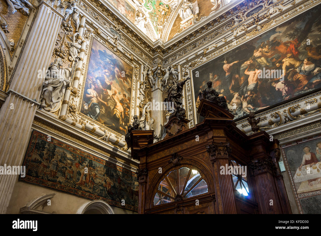 La Basilica di Santa Maria Maggiore, con una romanica originale pianta ...