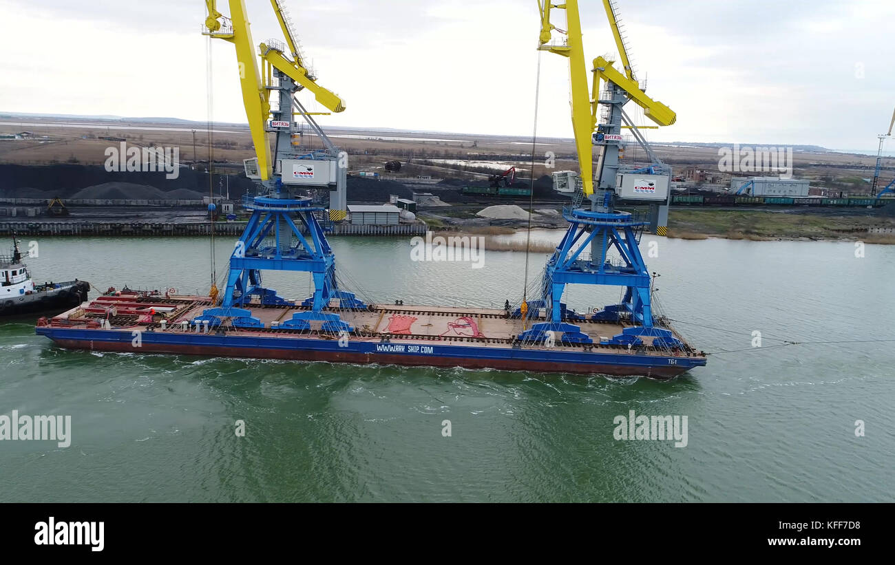 Gru di traino per container. Grande nave portacontainer trainata da ...