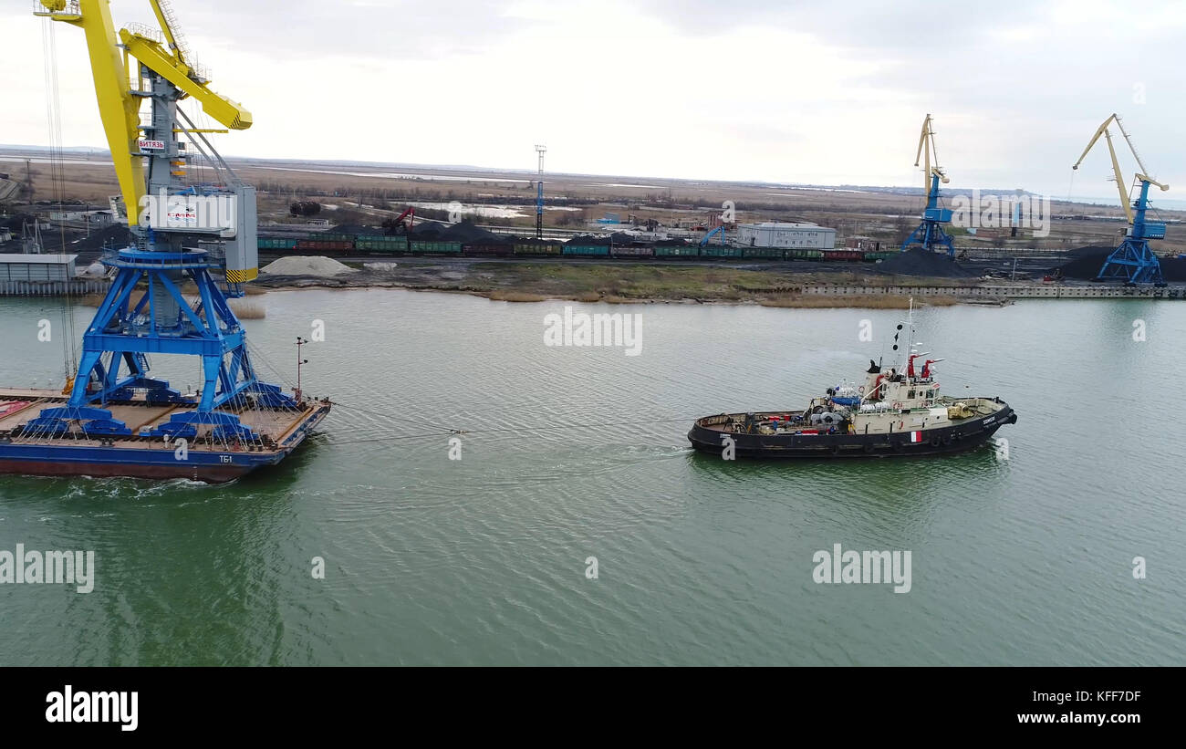 Gru di traino per container. Grande nave portacontainer trainata da ...