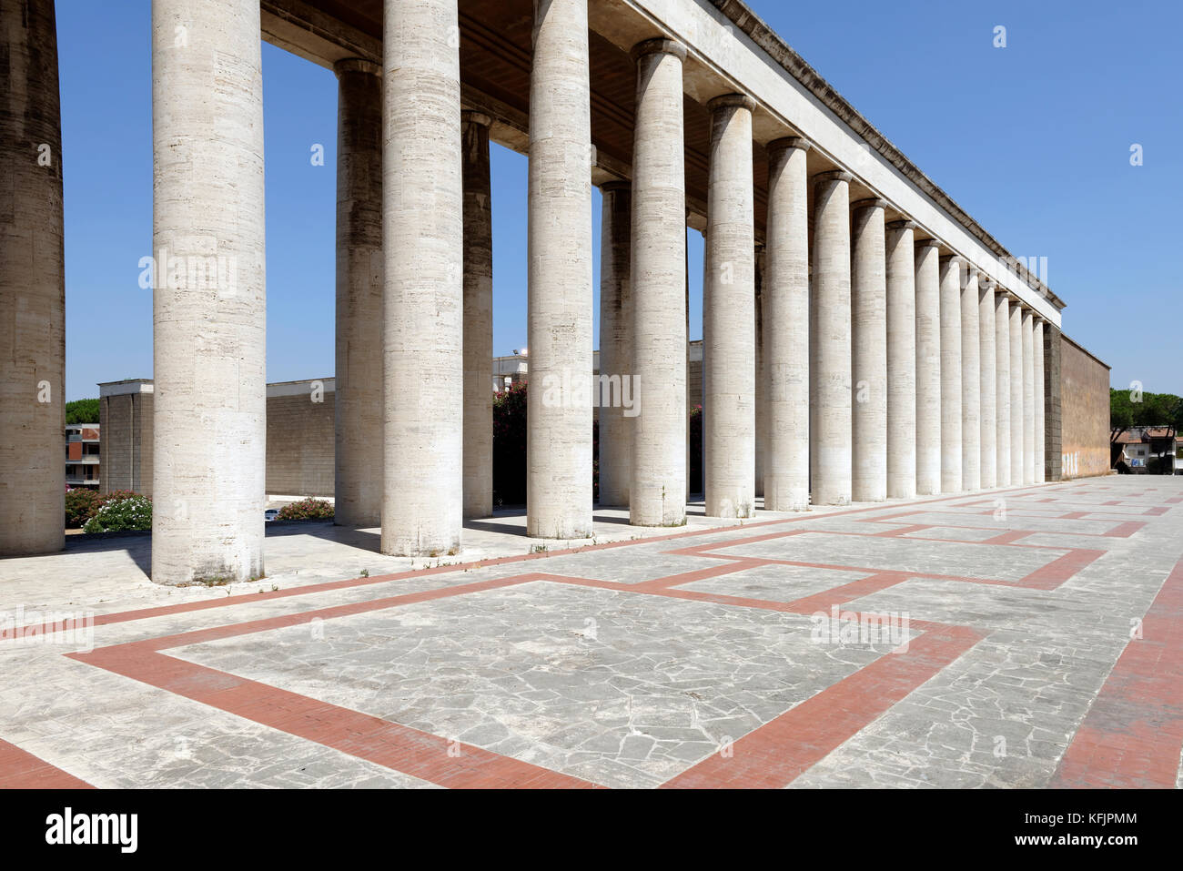 Il portico colonnato di colonne in travertino del Museo della Civiltà ...