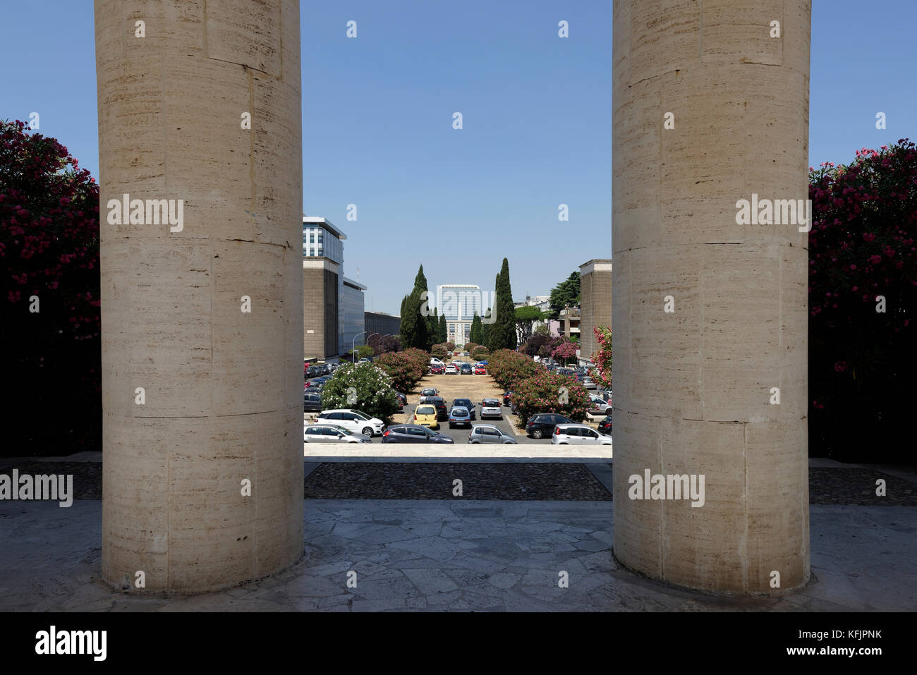 Il portico colonnato di colonne in travertino del Museo della Civiltà ...