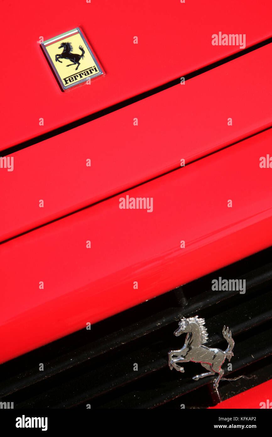 Stemma Ferrari e emblema del cavallo che si muove sul cofano di una ...