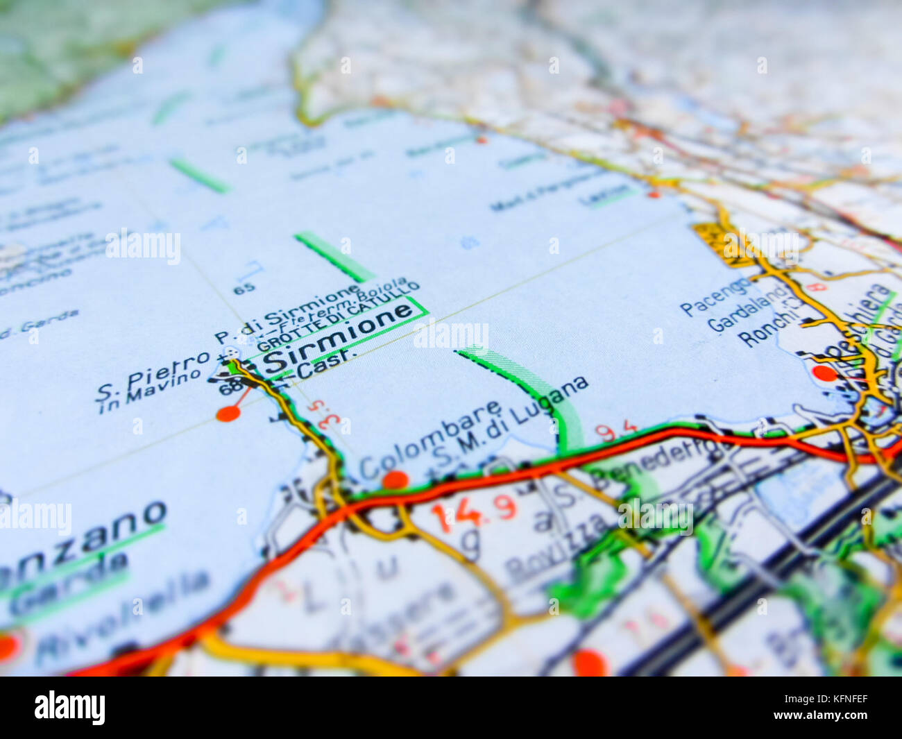 Città di sirmione su una mappa stradale (Italia Foto stock - Alamy