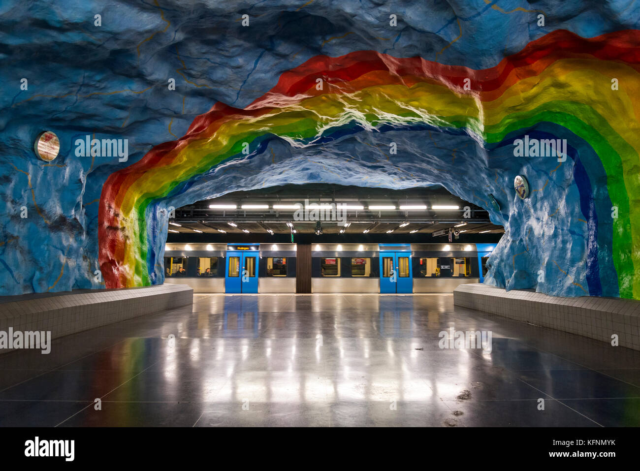 Metropolitana di stoccolma arte arcobaleno stadion immagini e ...