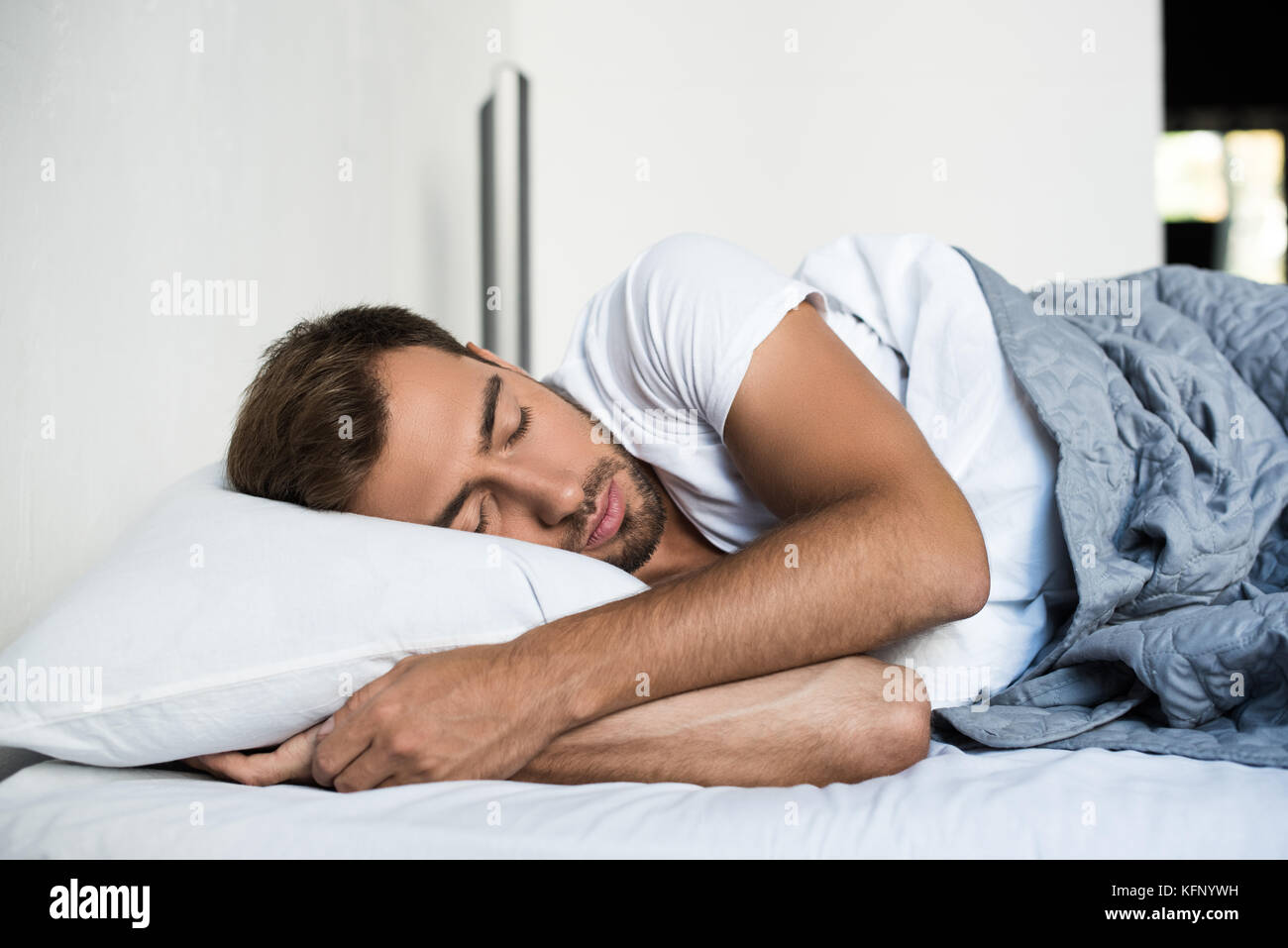 Uomo che dorme immagini e fotografie stock ad alta risoluzione - Alamy