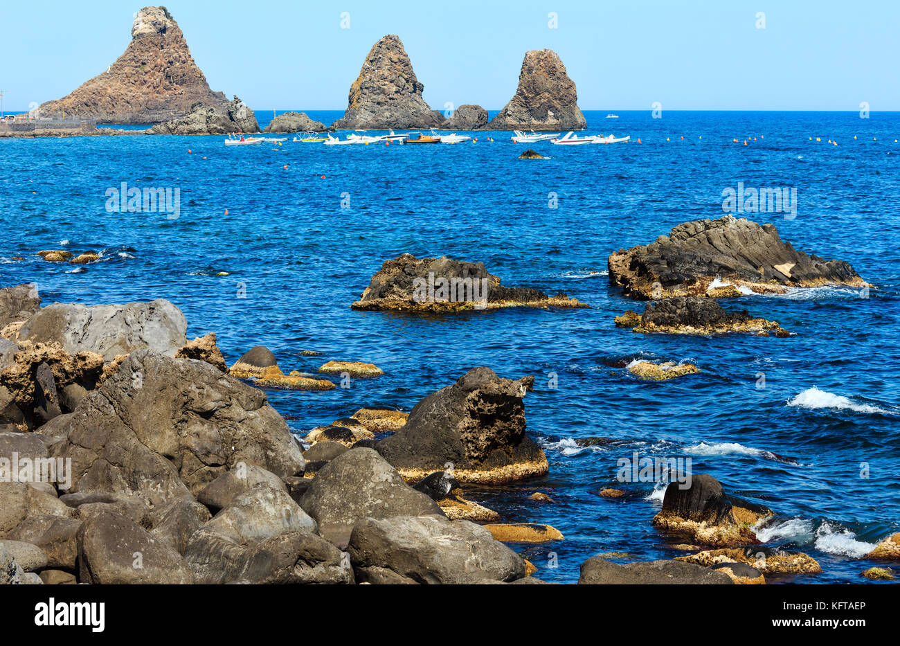 Ciclopica costa e le isole dei ciclopi su Aci Trezza città (Italia ...