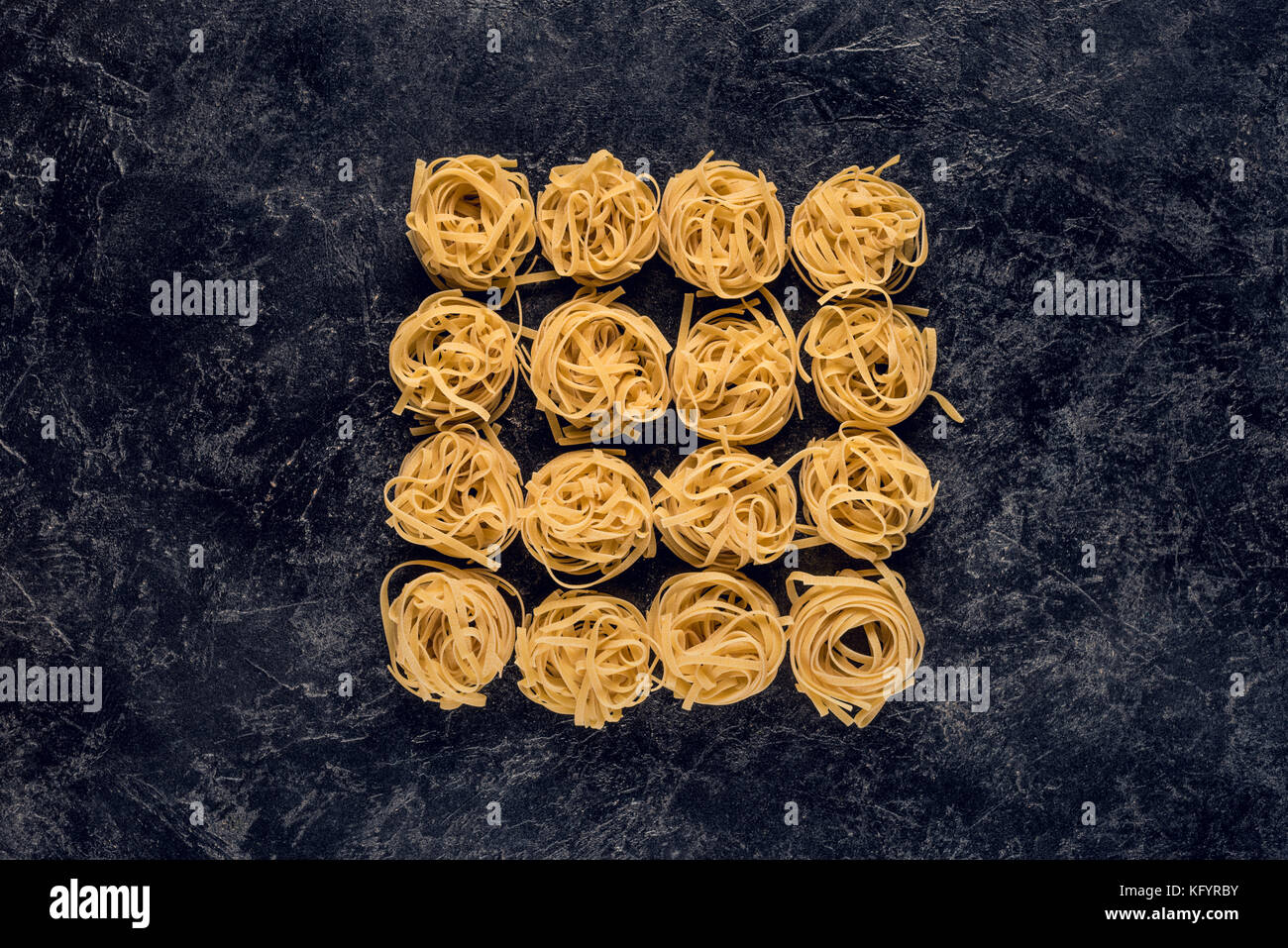 Pasta nests immagini e fotografie stock ad alta risoluzione - Alamy