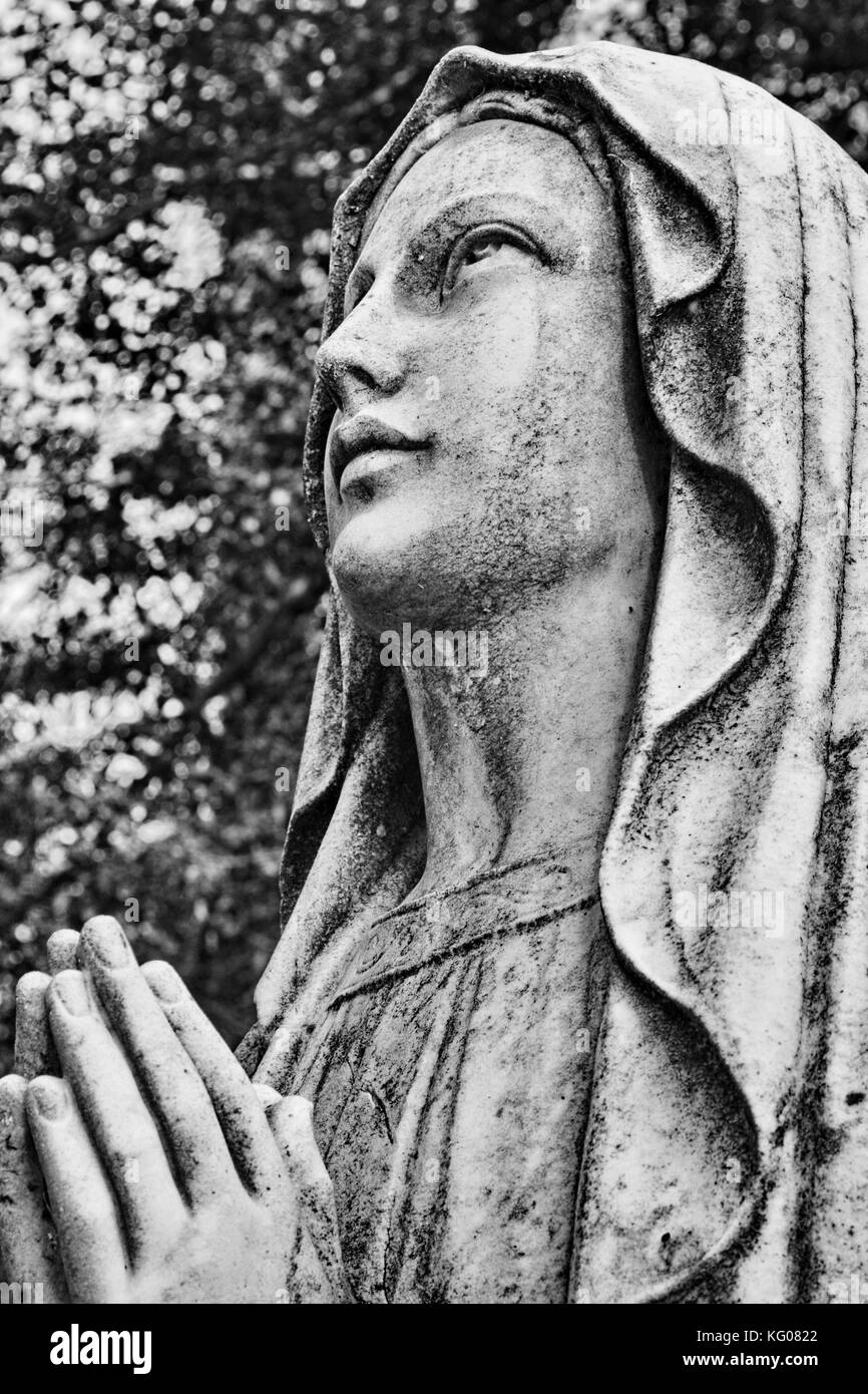 La statua di vergine maria Foto e Immagini Stock in Bianco e Nero ...