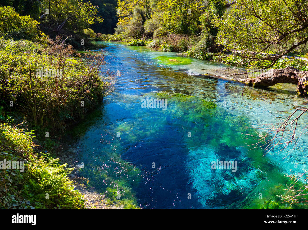 Il blue eye (albanese: syri i kaltër, è una sorgente di acqua vicino ...