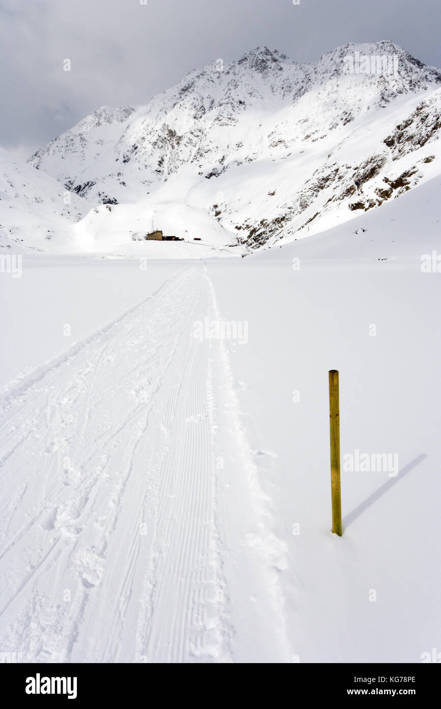 Sentiero di montagna innevato con baita immagini e fotografie stock ad ...