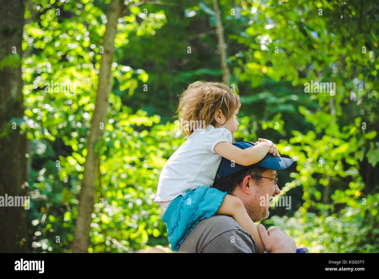 Portare un bambino sulle spalle immagini e fotografie stock ad alta ...