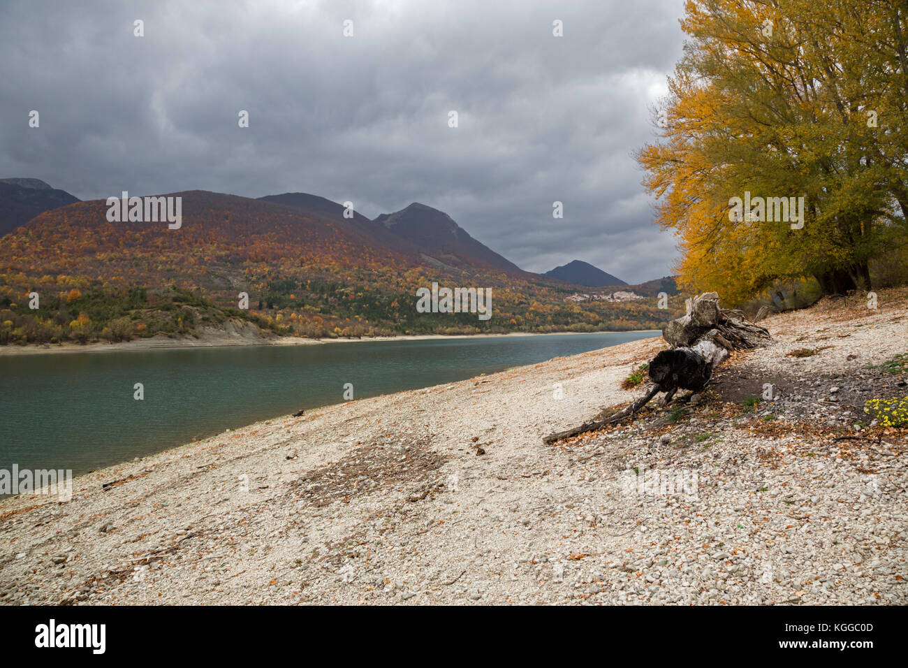 Il lago di Barrea (Abruzzo, Italia) - autunno nel lago di Barrea e i ...