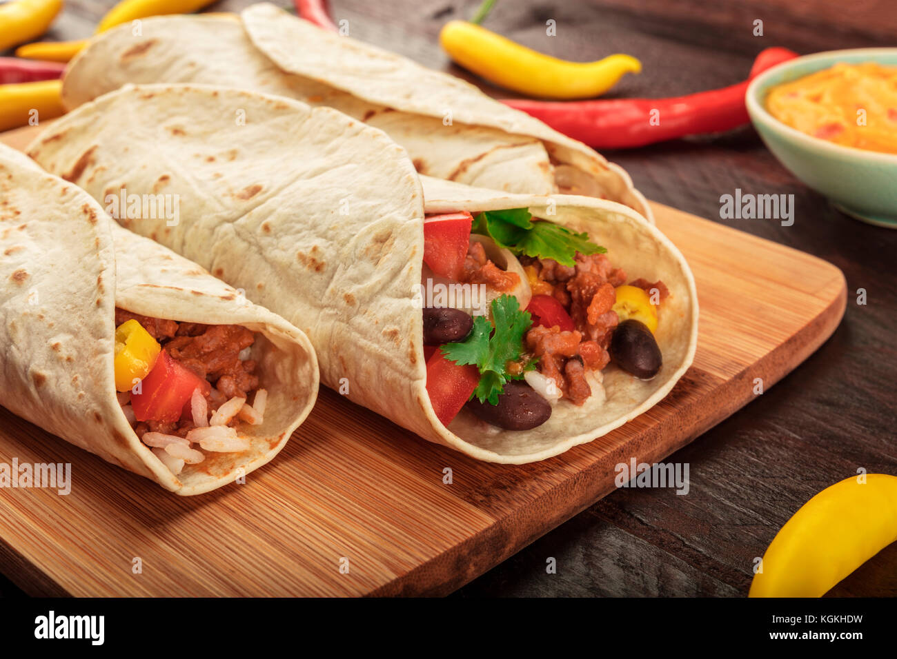 Vista dettagliata del burrito messicano con carni bovine, riso, e ...
