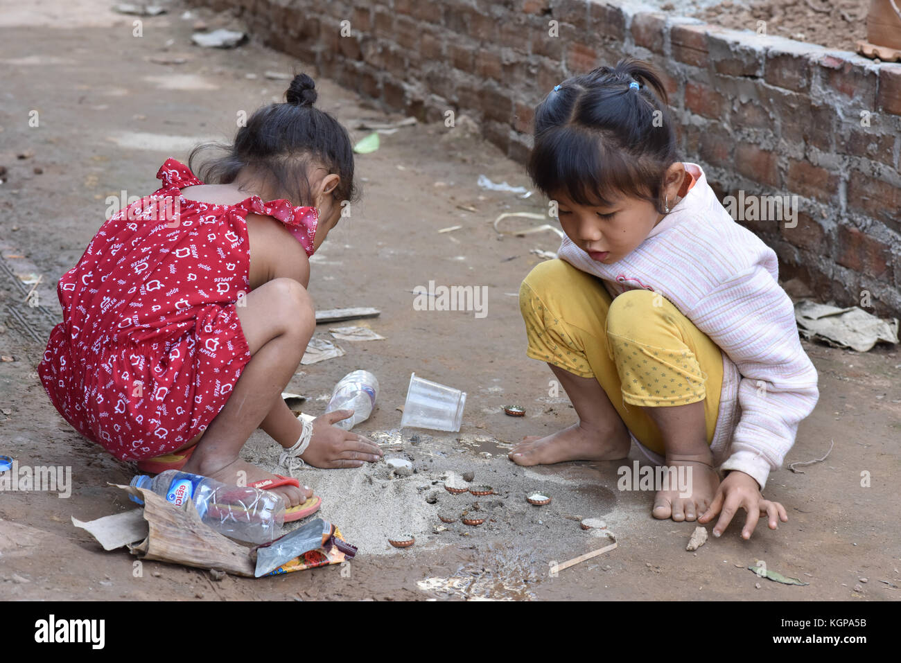 Poveri bambini che giocano al di fuori del Laos Foto stock - Alamy