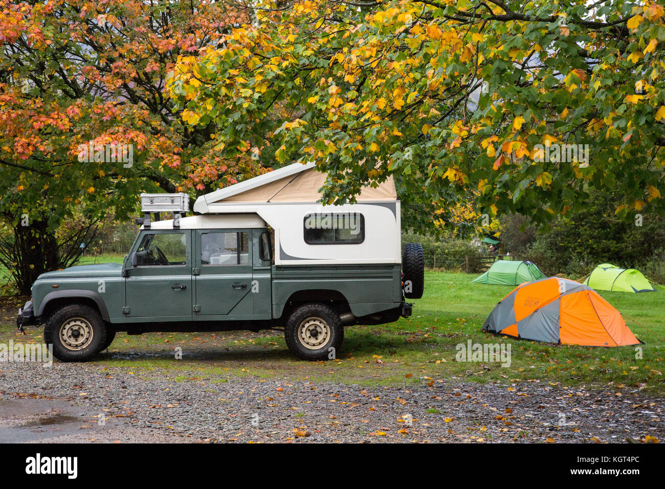 Land rover defender 110 camping immagini e fotografie stock ad alta ...