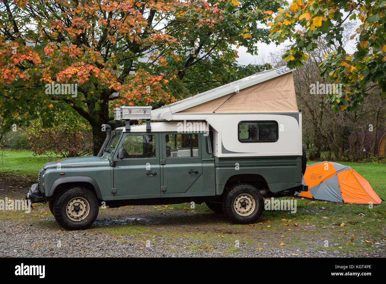 Land rover defender 110 camping immagini e fotografie stock ad alta ...