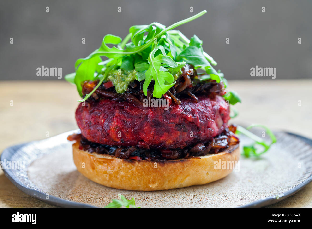 La barbabietola e fagioli rossi burger in brioche bun Foto stock - Alamy
