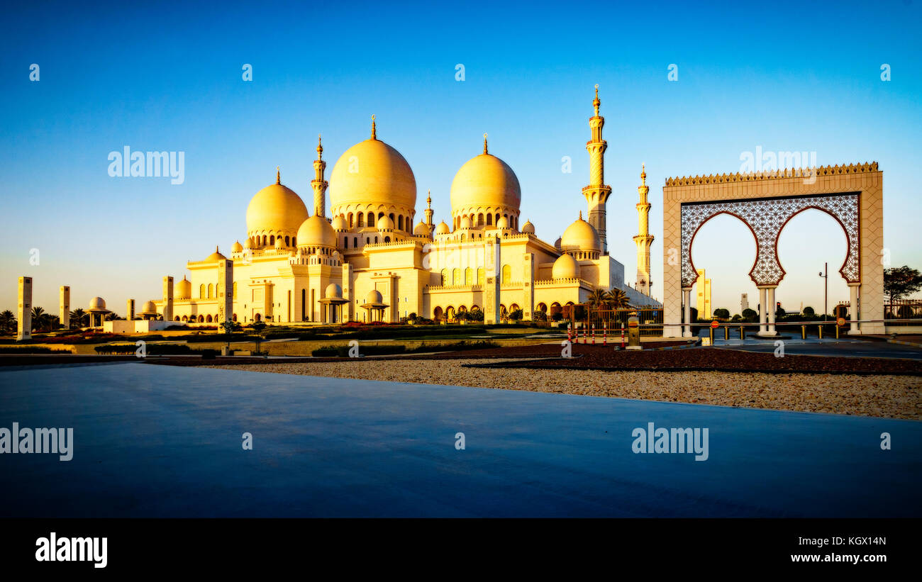Moschea Dello Sceicco Zayed Al Tramonto Immagini e Fotos Stock - Alamy