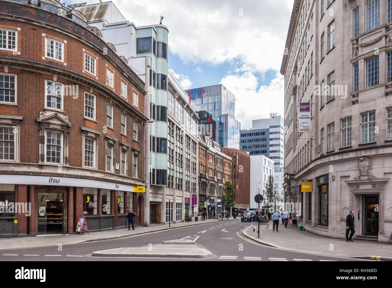 Vista lungo Minories, una strada nella città di Londra, da Aldgate ...