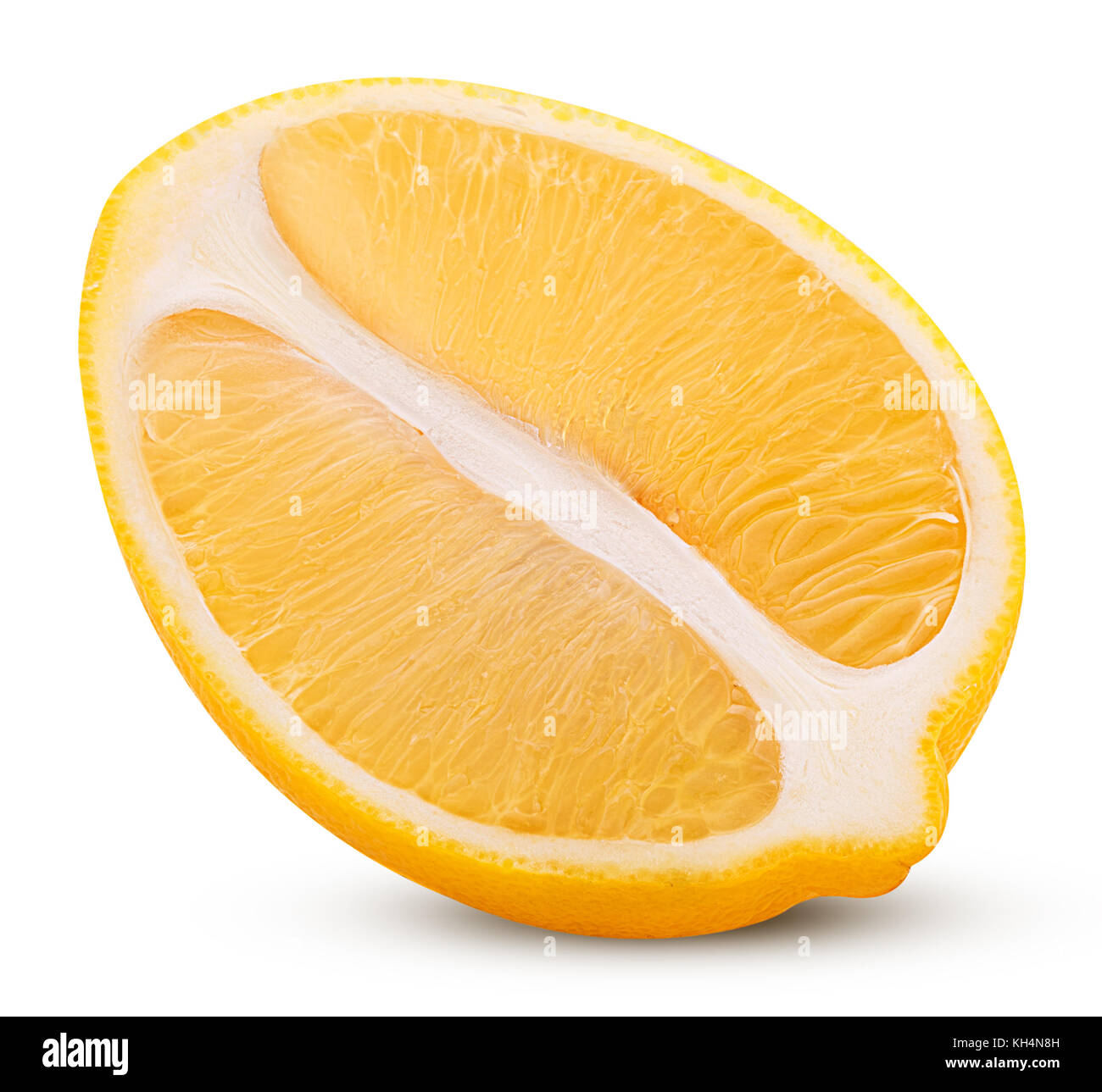 Mature limone tagliato a metà isolato su sfondo bianco. percorso di ...