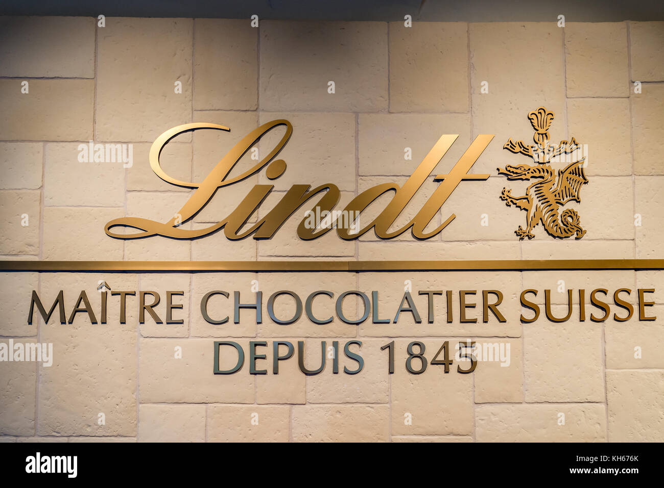 Cioccolato lindt immagini e fotografie stock ad alta risoluzione - Alamy