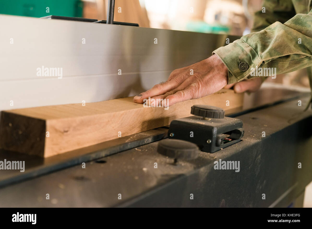 Mano con pialla elettrica e trave in legno Foto stock - Alamy