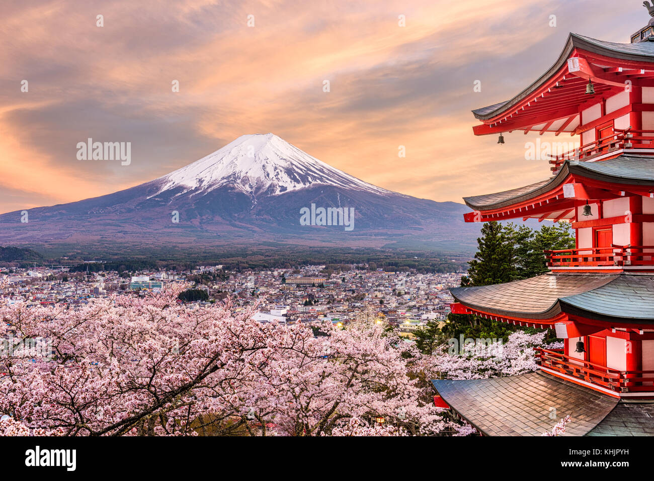 Fujiyoshida, Giappone a chureito pagoda e il Monte Fuji in primavera ...
