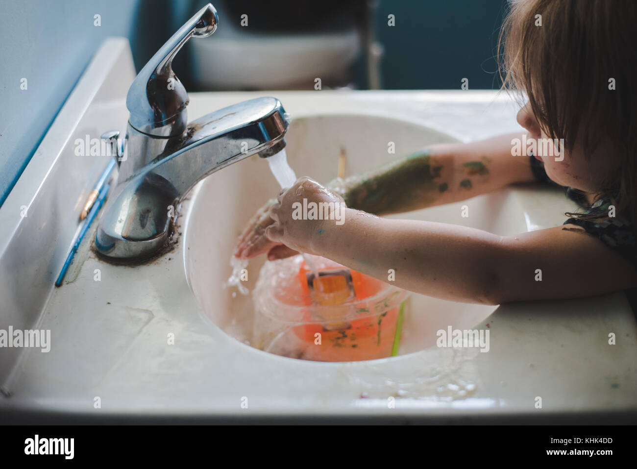 Bambino che lava le mani immagini e fotografie stock ad alta ...