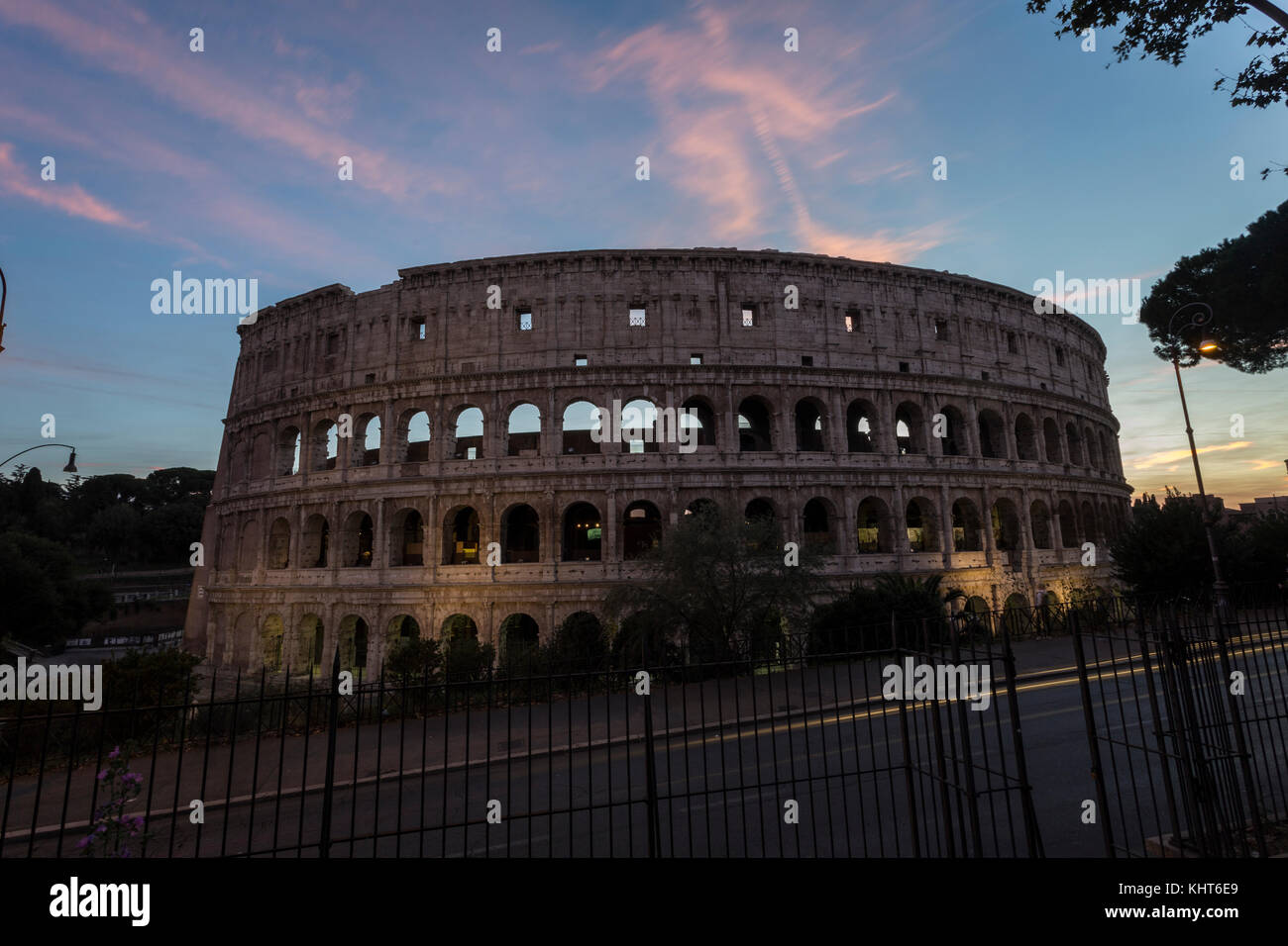 Colosseo a roma al tramonto con luci immagini e fotografie stock ad ...