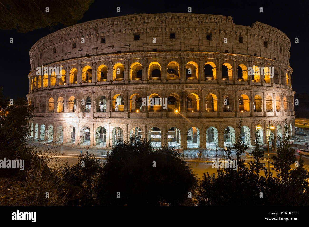 Colosseo a roma al tramonto con luci immagini e fotografie stock ad ...
