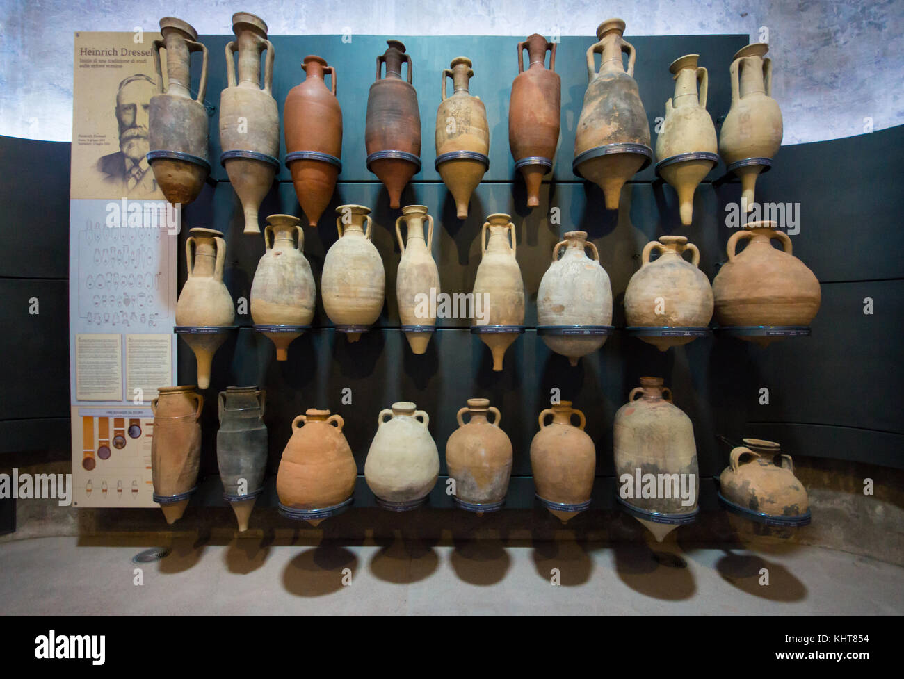 Anfora romana immagini e fotografie stock ad alta risoluzione - Alamy