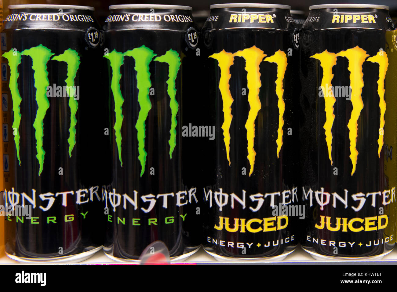 Le lattine di monster energy drink sul display in vendita su un ripiano ...