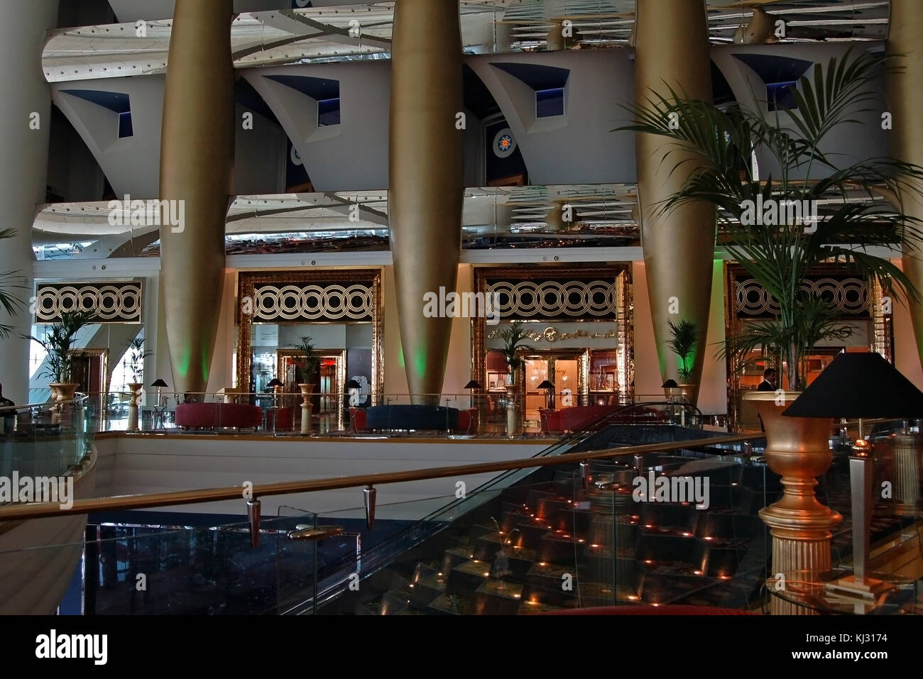 Burj al arab hotel lobby immagini e fotografie stock ad alta ...