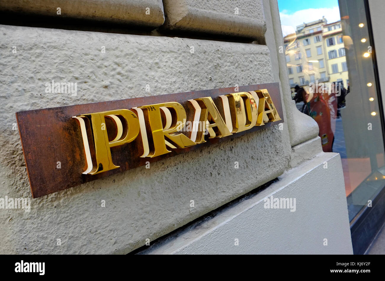 Prada logo immagini e fotografie stock ad alta risoluzione - Alamy