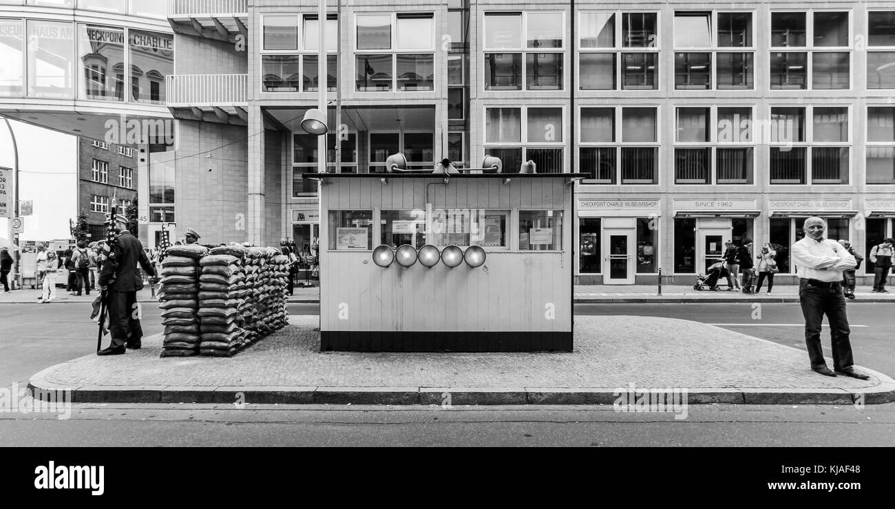 Checkpoint charlie in berlin immagini e fotografie stock ad alta ...