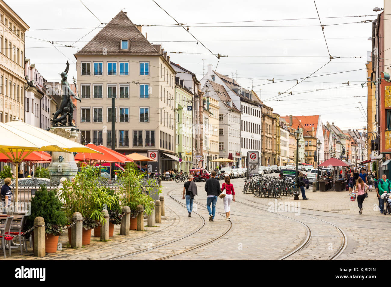 Augsburg, Germania - 19 agosto: persone presso il centro storico di ...