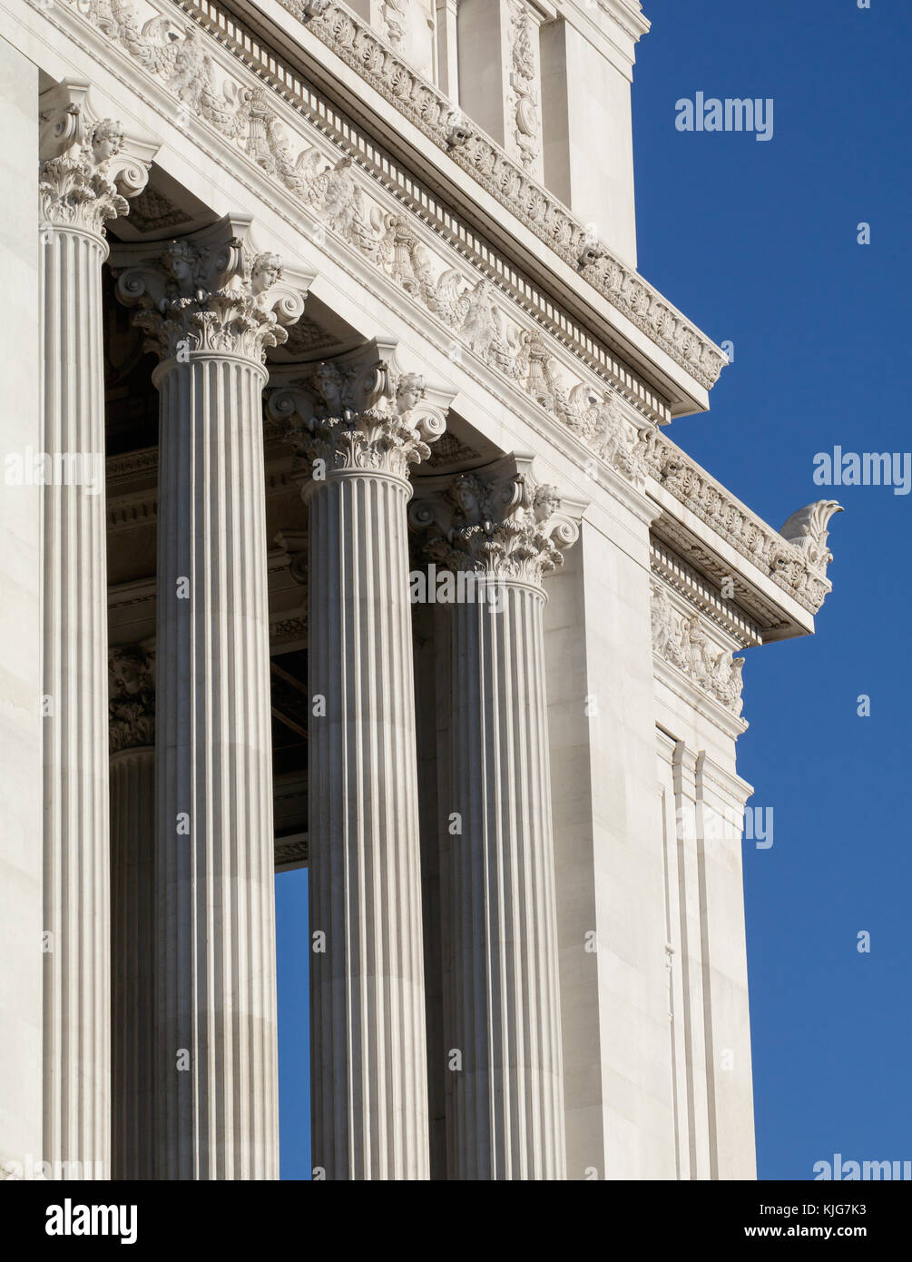 Le colonne di ordine corinzio sul monumento ii vittoriano in roma ...