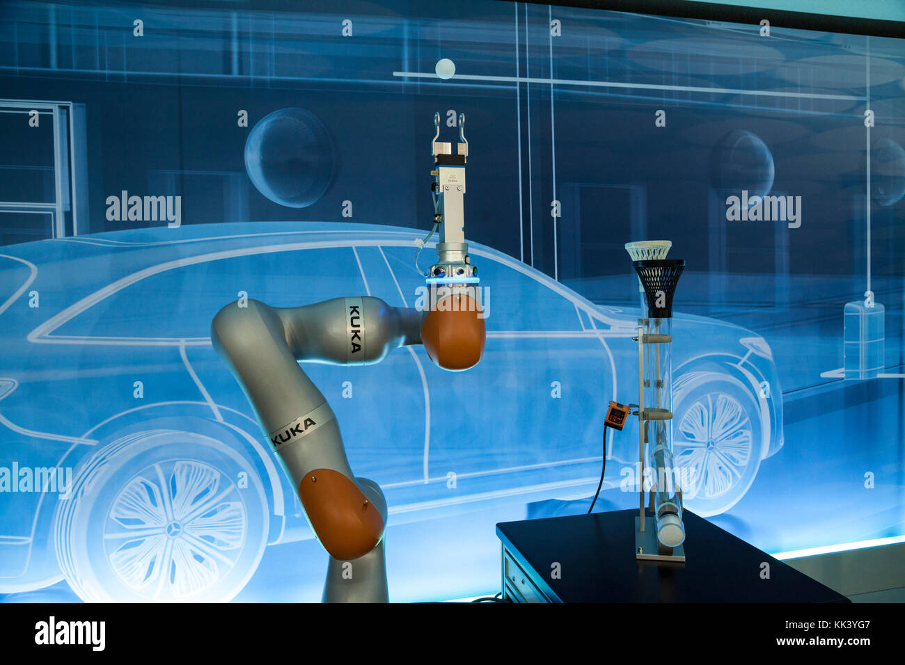 Robot industriali immagini e fotografie stock ad alta risoluzione - Alamy