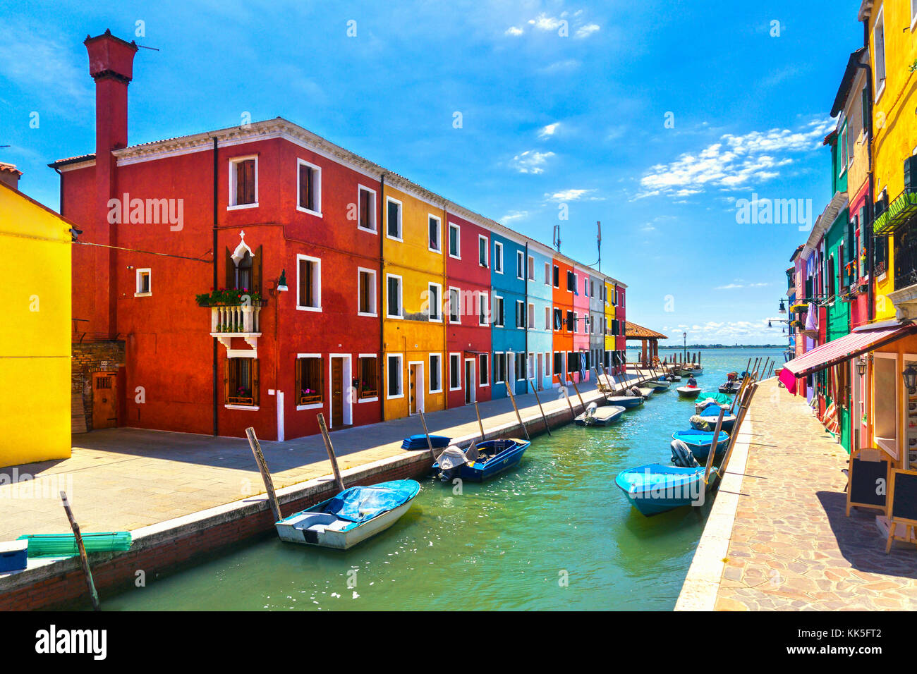 Punto di riferimento di Venezia, Isola di Burano canal, case colorate e ...