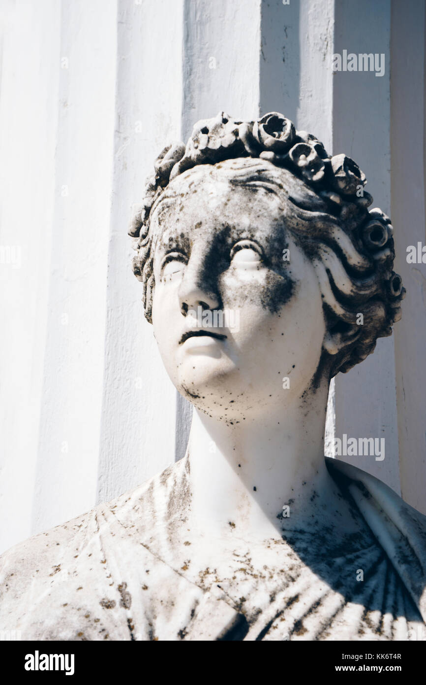 Statua della Musa Euterpe di Achillion Palace a Corfù, Grecia. Euterpe ...