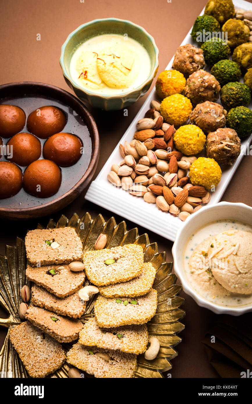 Indian sweet food foto di gruppo. frutta secca, laddu kaju katli o kaju burfi, gajak o til papdi ...